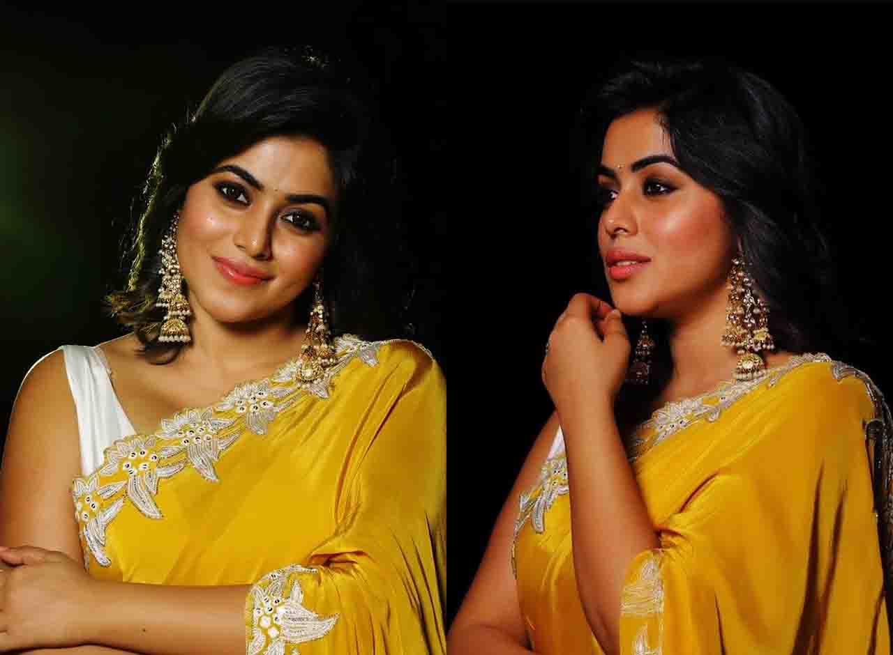 Poorna Poses in Saree for her Latest Photoshoot - Filmy19